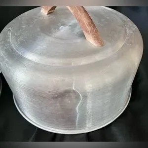 Mirro | Kitchen | Vtg 95s Mirro Aluminum Cake Carrier Mcm 2002m Wood ...